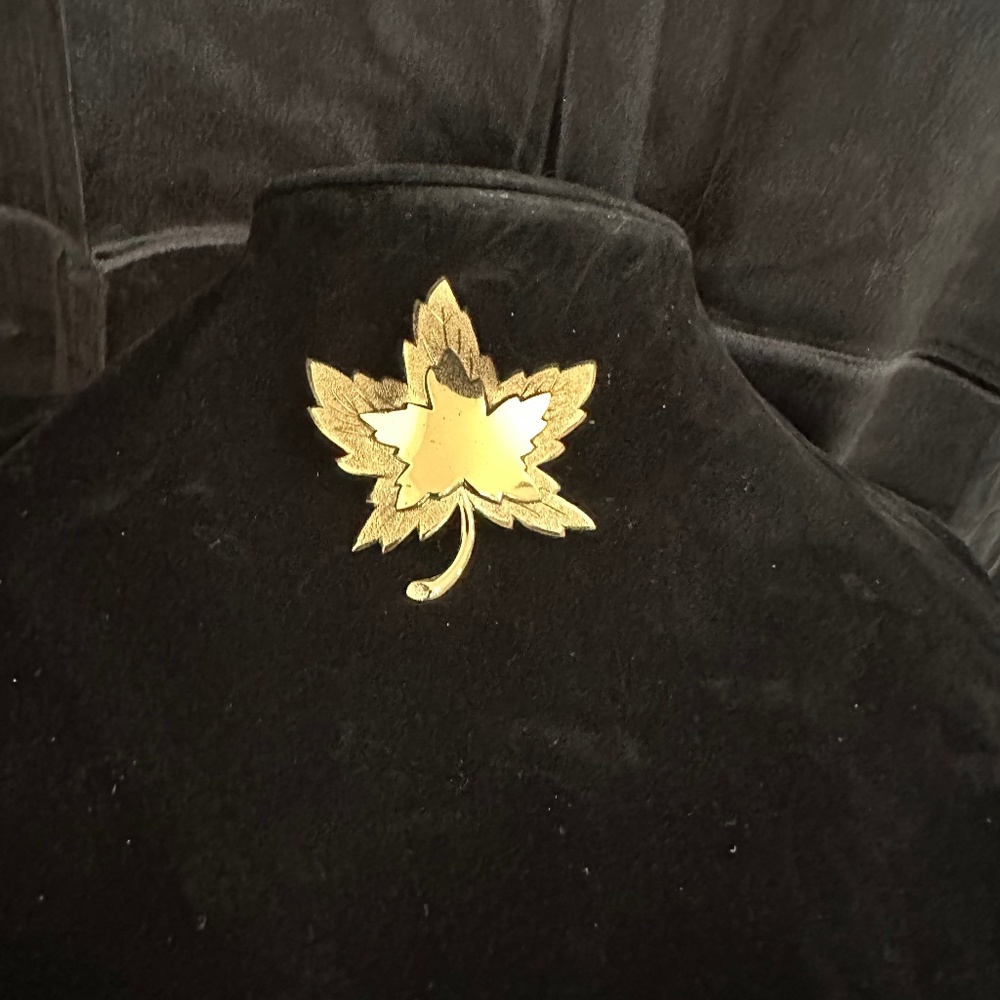 Vintage Monet , Beautiful Gold Plate, Leaf Brooch - Gem